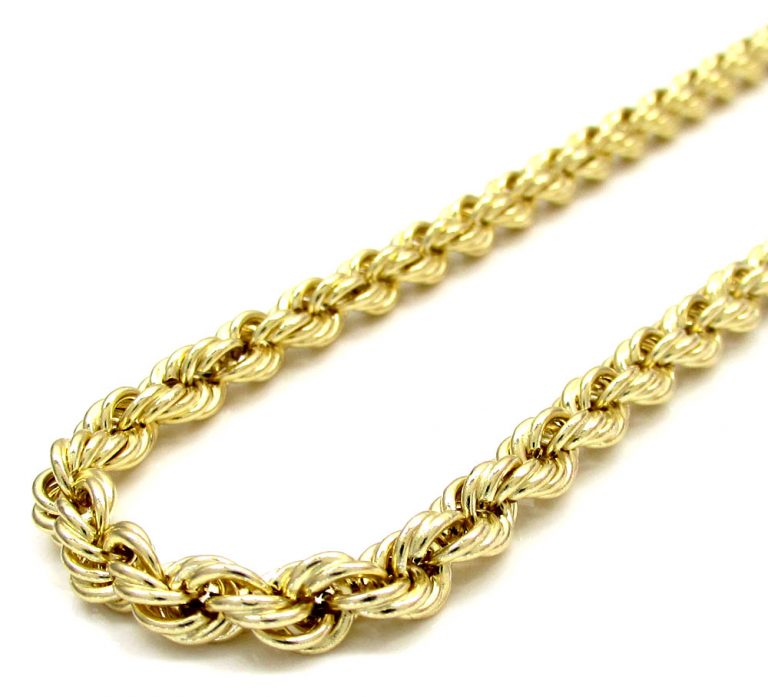 How Donning a Stylish Big Gold Chain Will Accentuate Your Spring Outfit ...